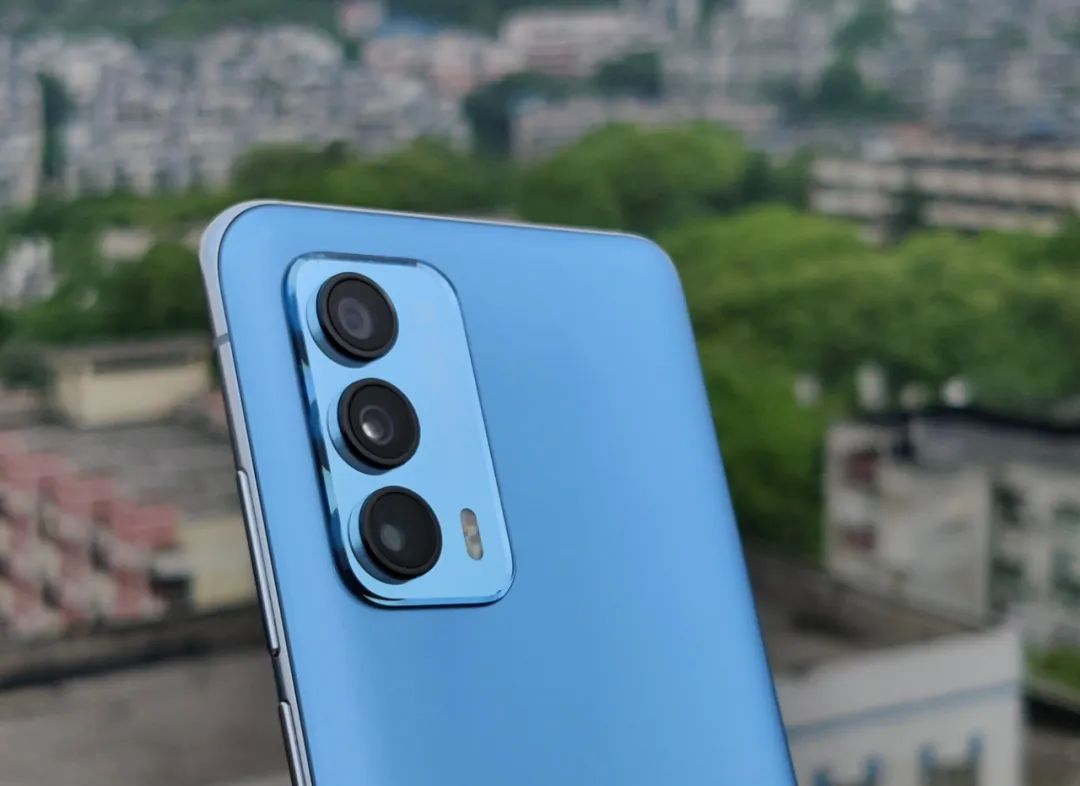 The two mobile phones with 6.1-inch and 6.2-inch screens both weigh ...