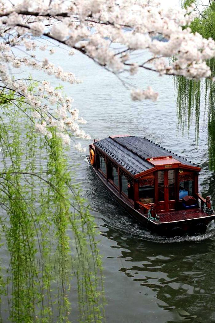 Wei Zhuang's Fu "Qin Fu Yin" is well-known, and "Hua Jian Song" lays ...