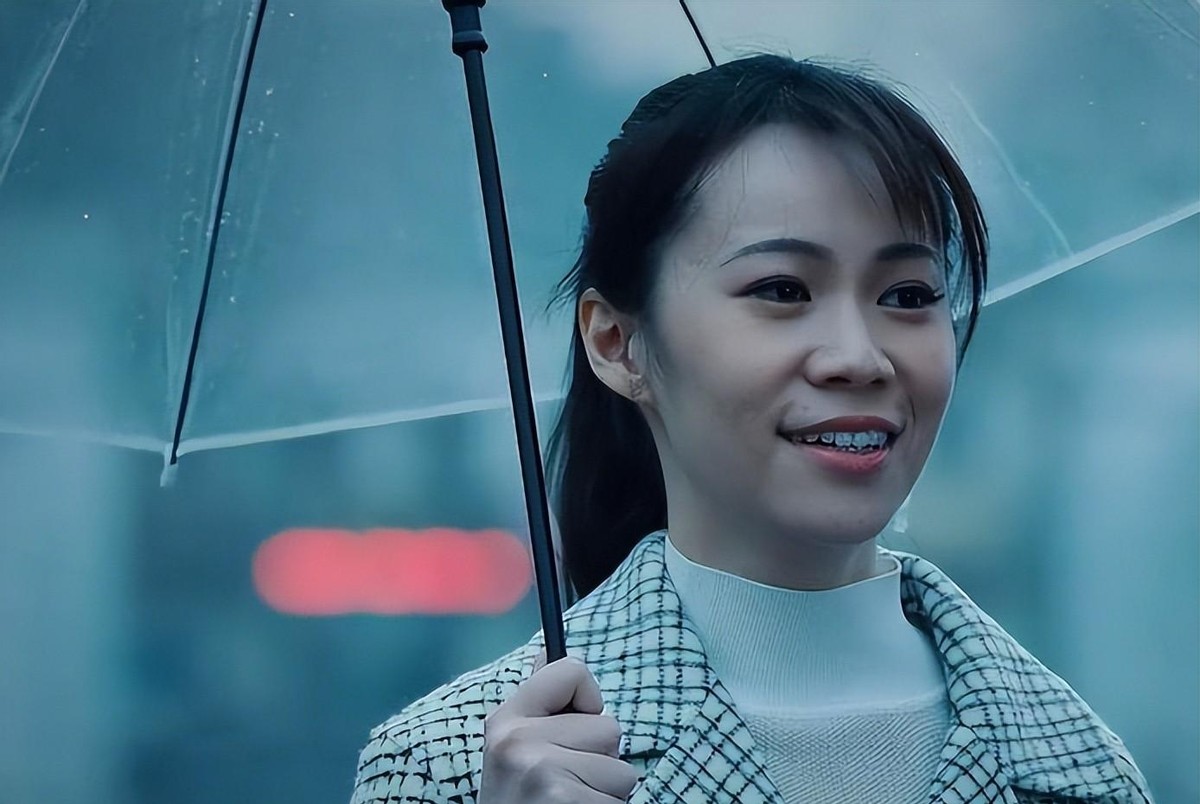 An actress with dull eyes, mediocre looks, and trying to act a "beauty ...