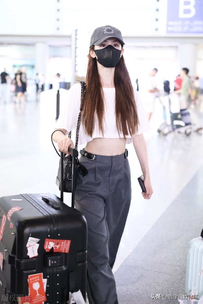 Hanikzi showed up at the Capital Airport, showing off her waistline and ...