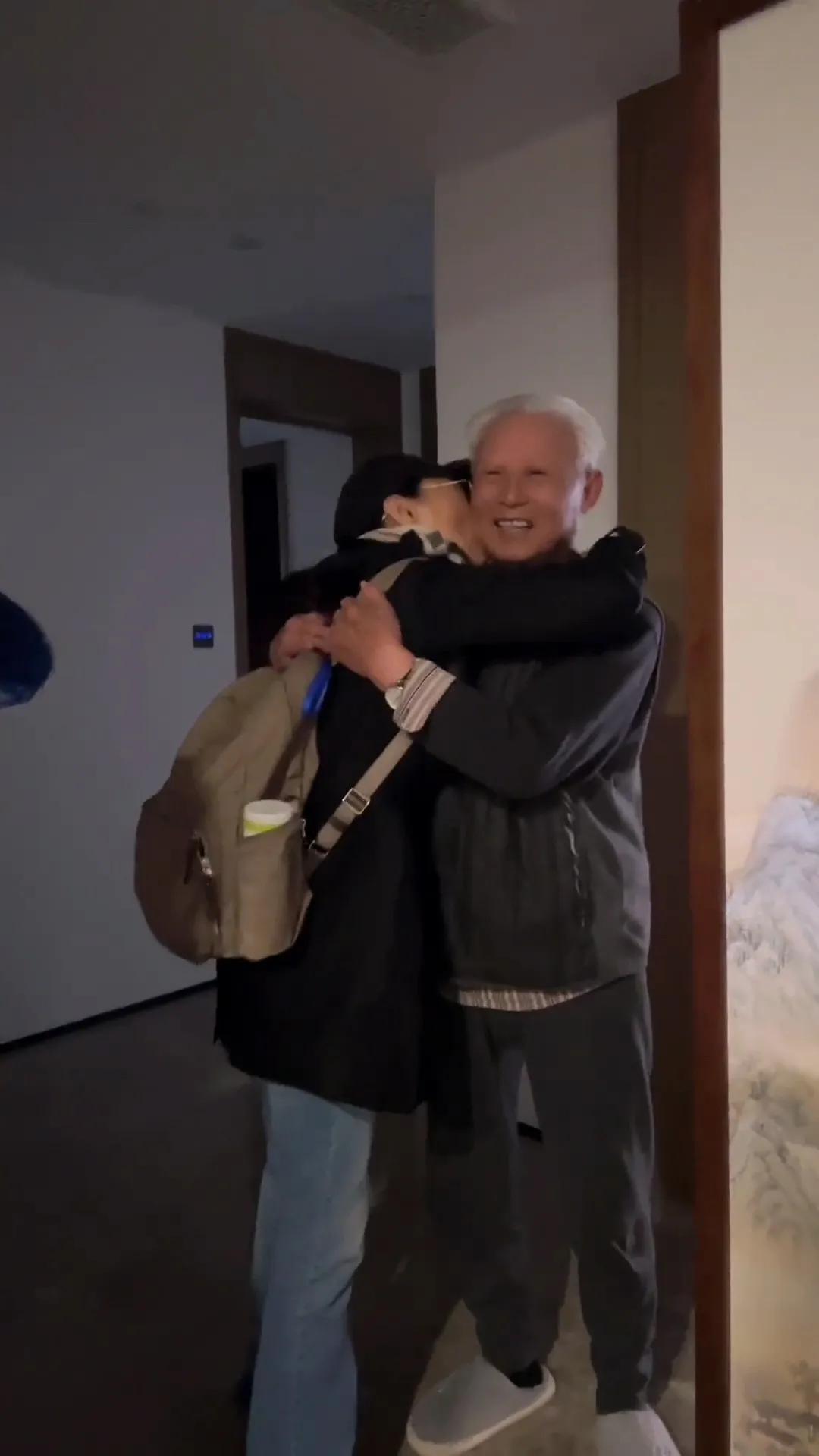 61-year-old Wu Qiong and her 15-year-old husband went back to their hometown to worship their ...