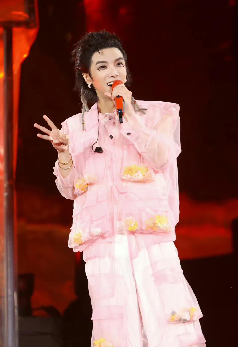 Another singer who will hold a concert in the Bird's Nest! Hua Chenyu ...