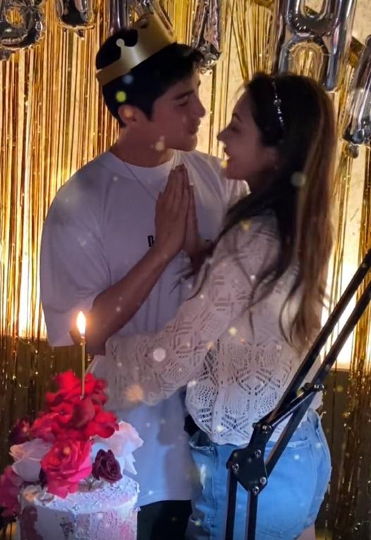 Medina celebrates her husband's birthday, Jiang Chao is kissed by his ...