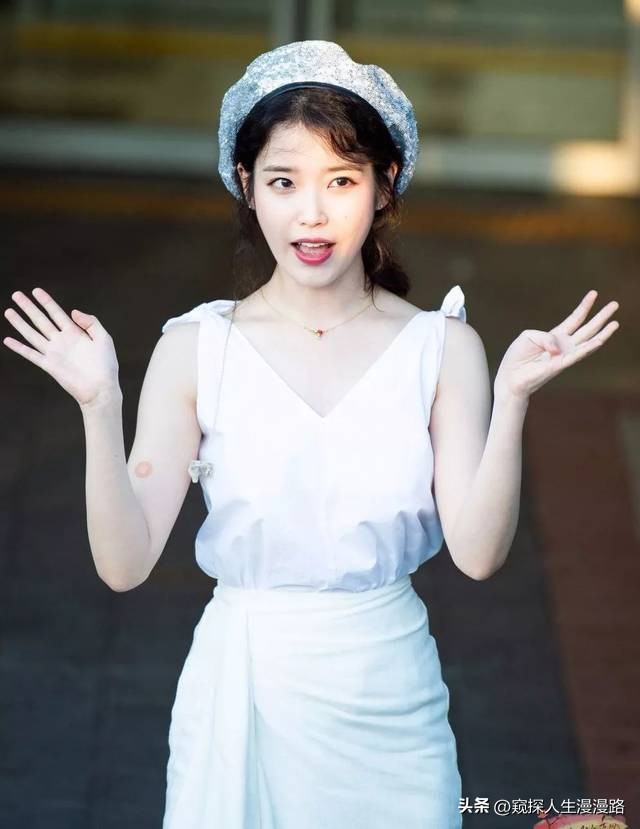 Ziyi wiped off the sweat from Kailei's face, kissed each other's cheeks ...