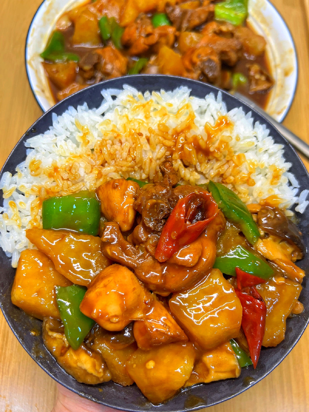 The chef teaches you how to make yellow stewed chicken, the soup is ...