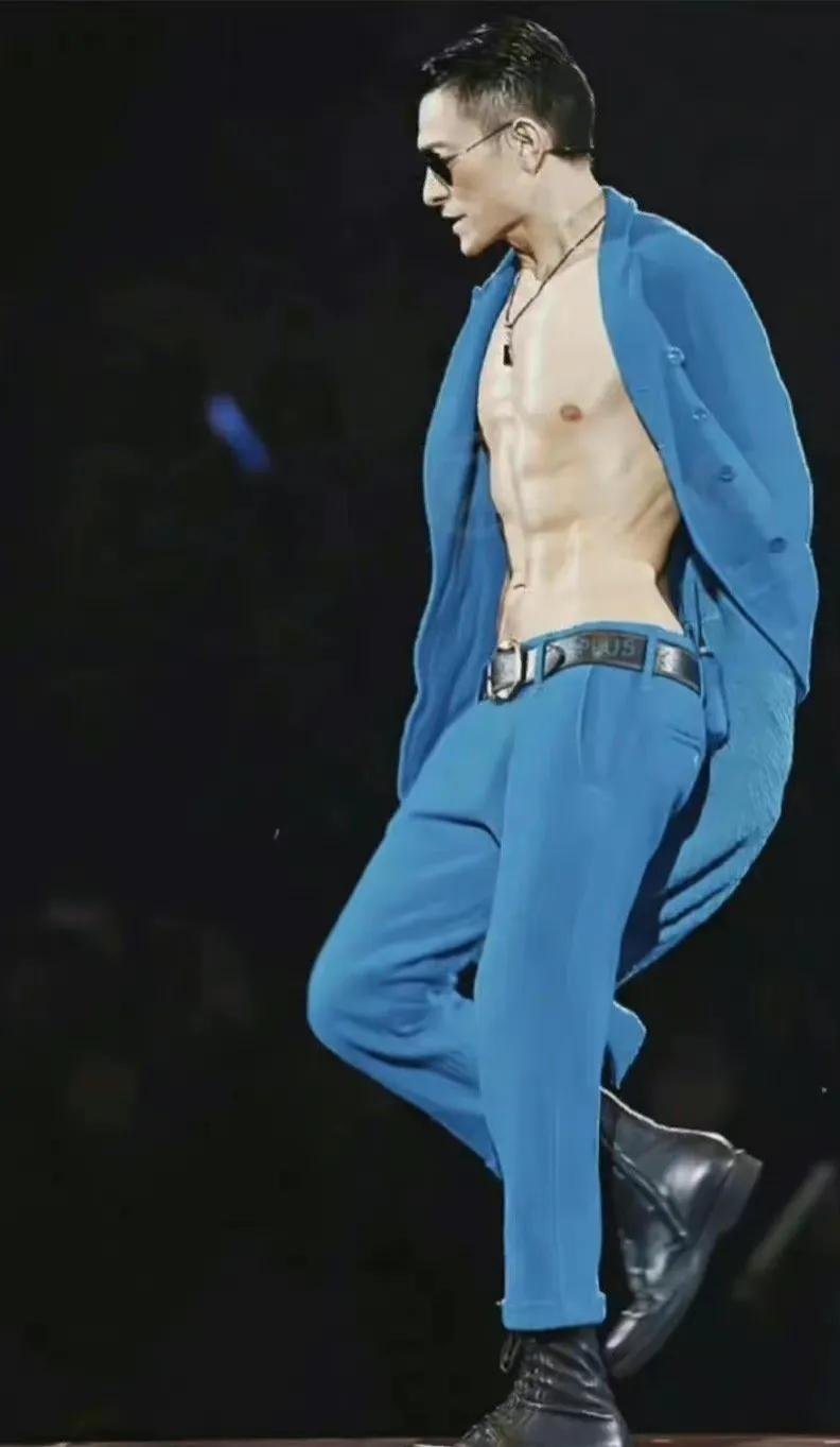 Andy Lau's photo was exposed! The upper body is half naked and only wears a windbreaker, and the ...