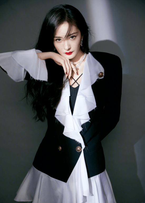 This is too high, right?Yang Mi and 9-year-old Xu Kai film a kiss scene ...