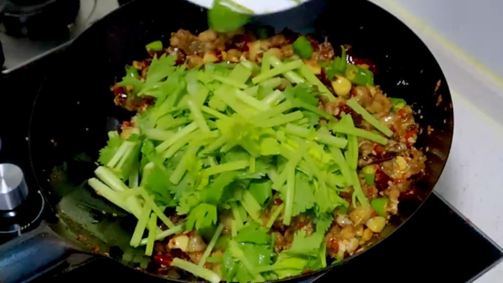 Homemade practice of dry pot bullfrog, the meat is fresh and tender ...