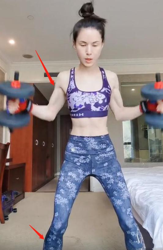 55-year-old Li Ruotong is exercising and has four abdominal muscles ...