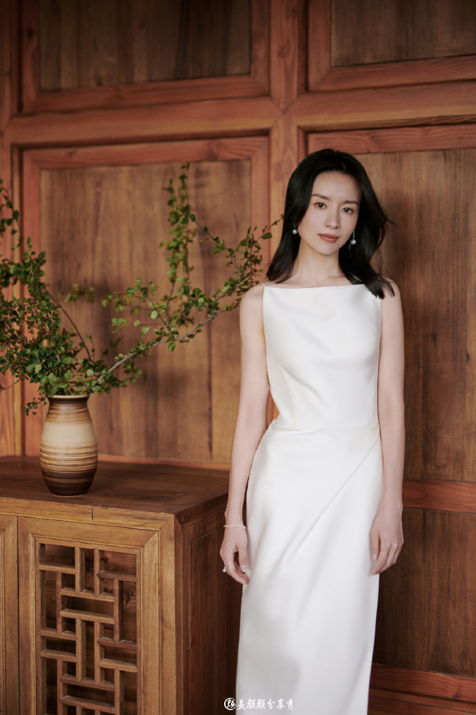 Dong Jiemei is back to her peak, her skin is so fair and glowing, she ...