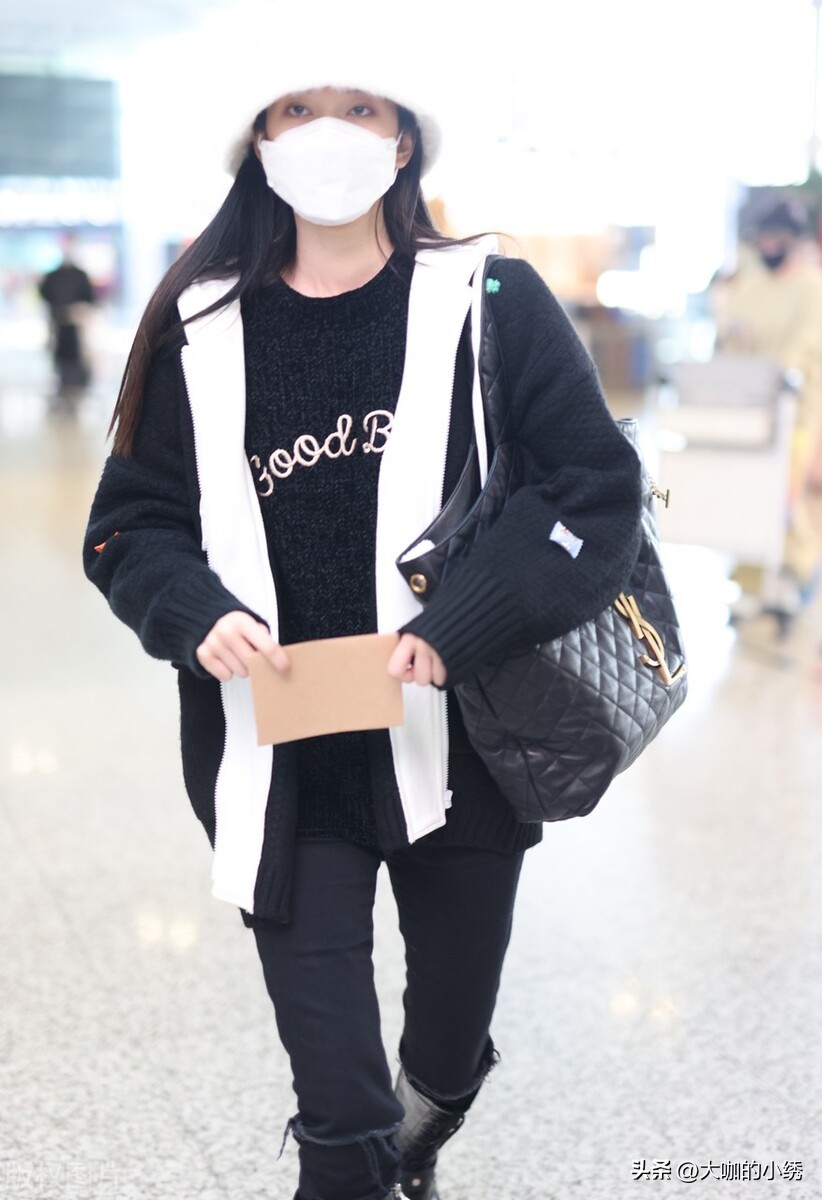 Liu Lingzi is warm and fashionable in a knitted coat + lace-up boots ...