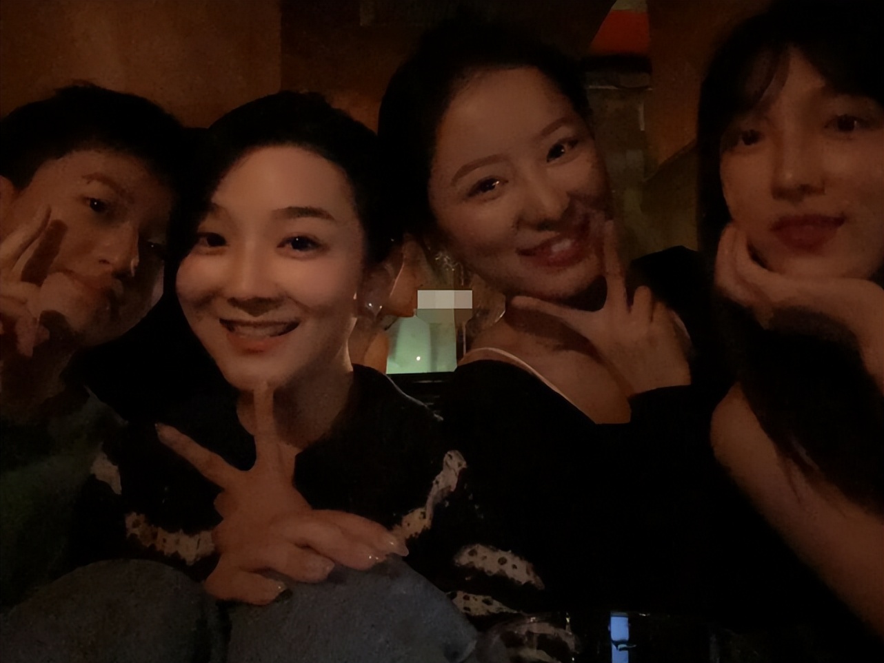 Wu Yating met with Lu Ying and Yang Lei offline, took a photo with David like a couple, and the ...