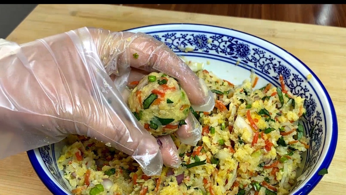 Fried radish balls, some people put flour, some put starch, teach you a ...