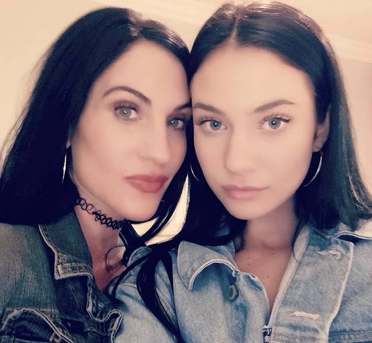 The beauties went out naked, but no one saw that this was a painting ...