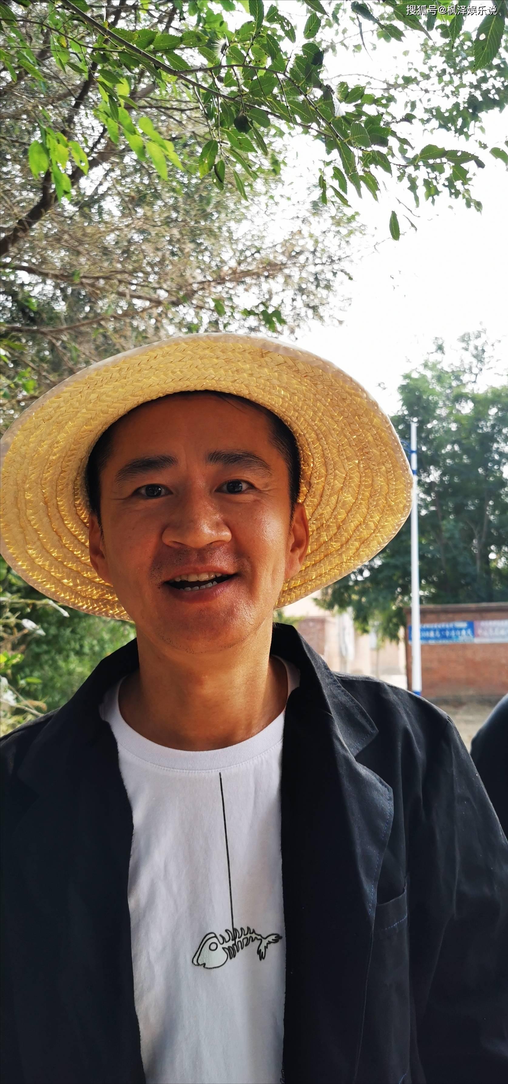 A well-known actor showed up at the construction site to move bricks ...