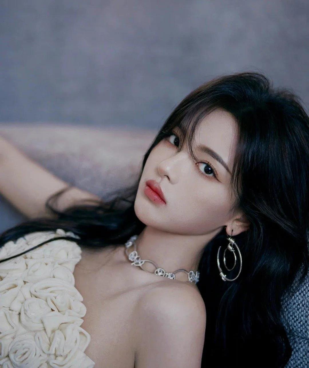 The photographer said to Yang Chaoyue, "Sit on the ground with your ...