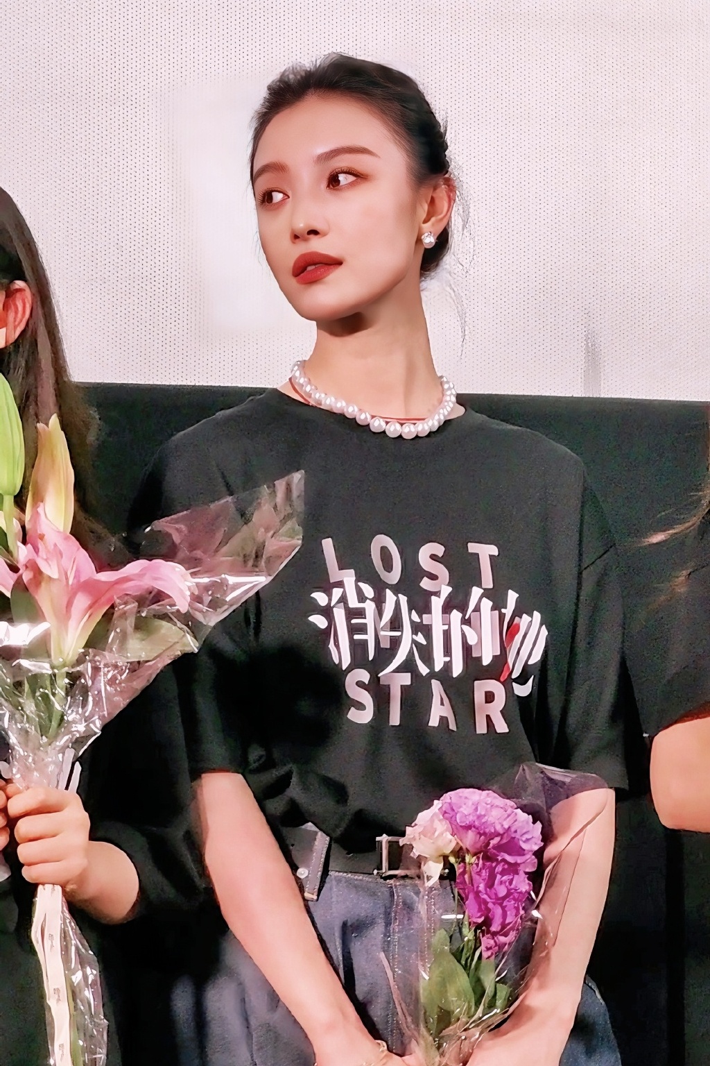 Ni Ni brings fire pearls on her own, and wears a pearl necklace on a ...