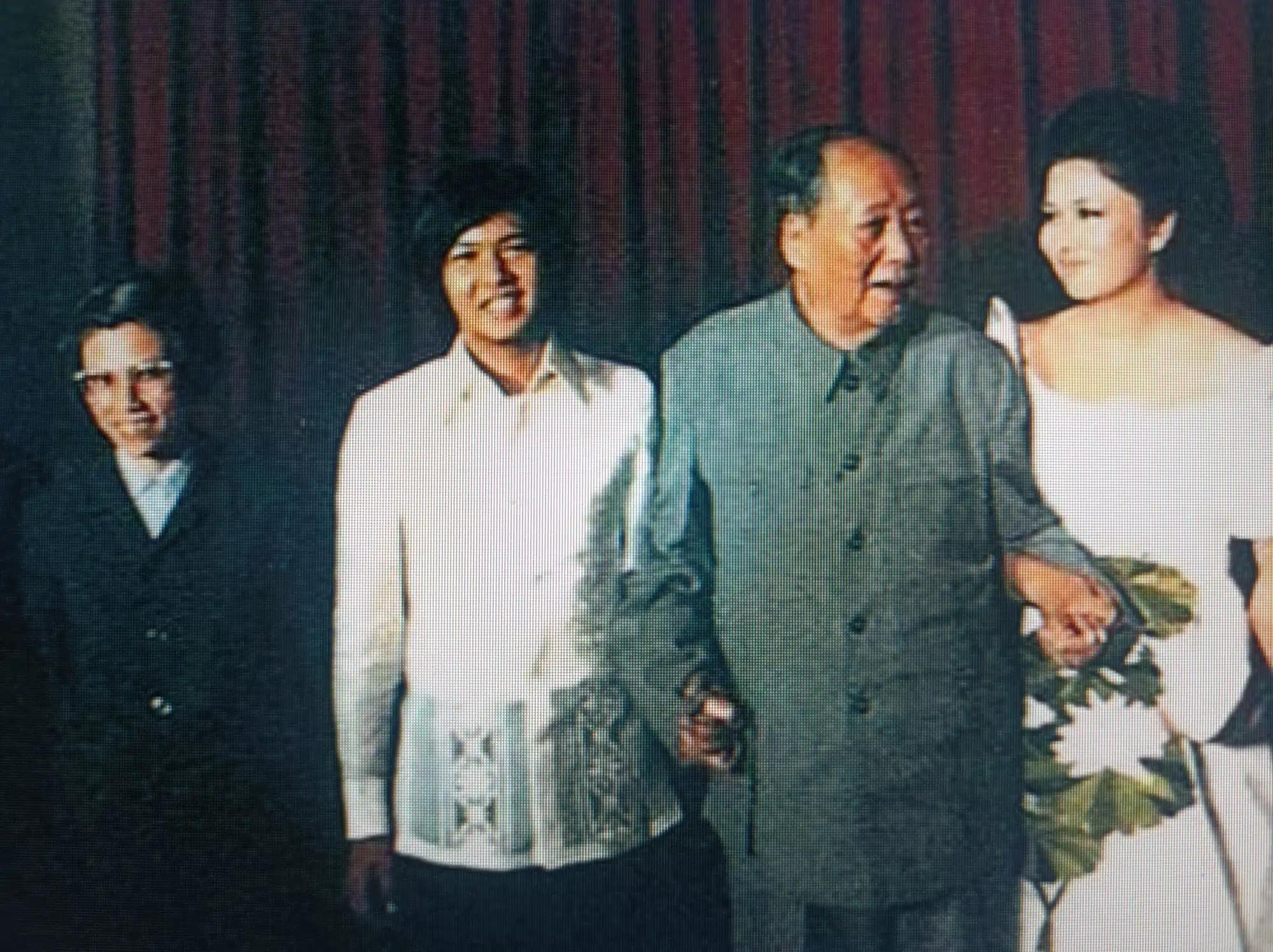 This is the only public photo of Mao Zedong kissing hands in western ...