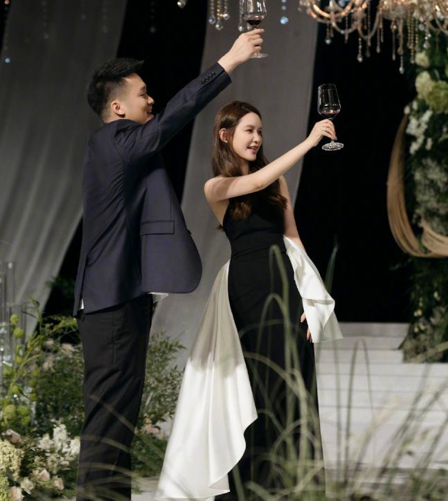 Zhang Dayi announced that he was engaged and lived with Liao Junhao, the second generation of ...