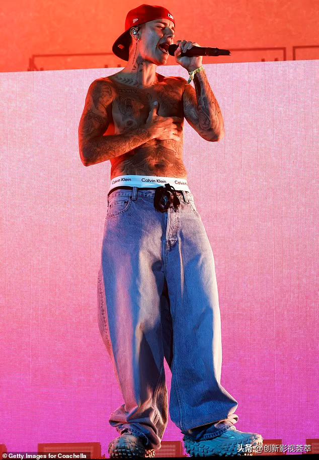 Justin Bieber, in scruffy pants, sings shirtless, with Kylie and Haley ...