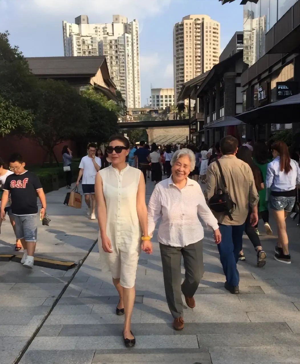 Yue Hong goes shopping with her mother hand in hand!She looks like a ...