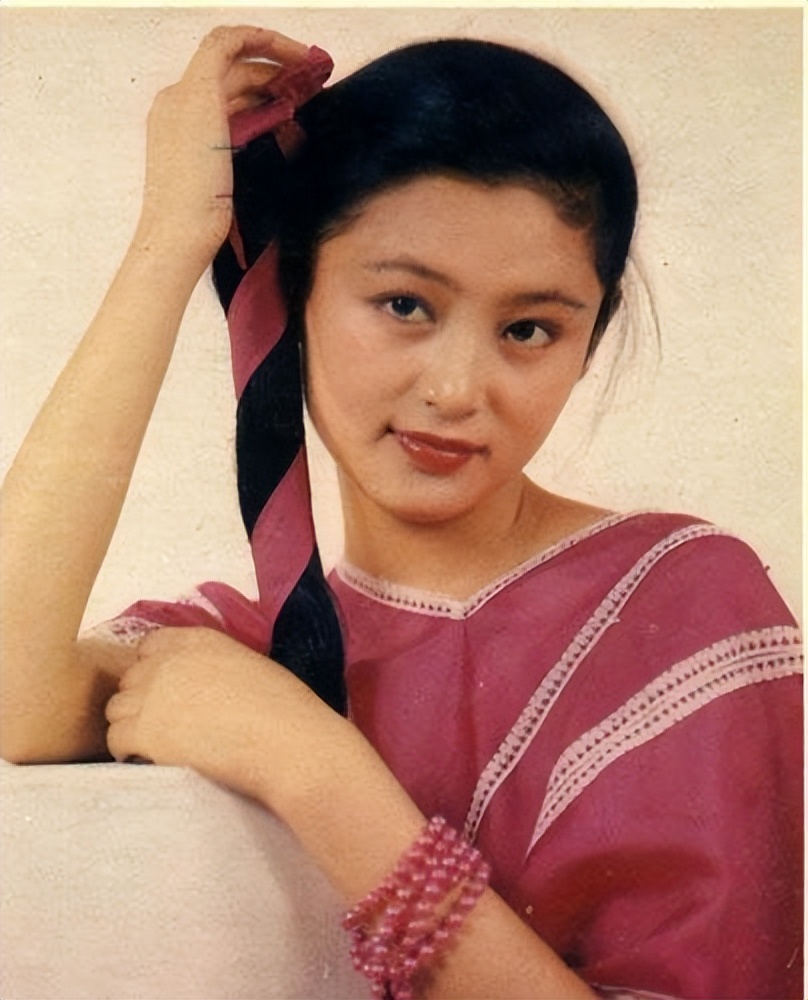 Looking at the photos of Chen Hong when she was young, you can ...