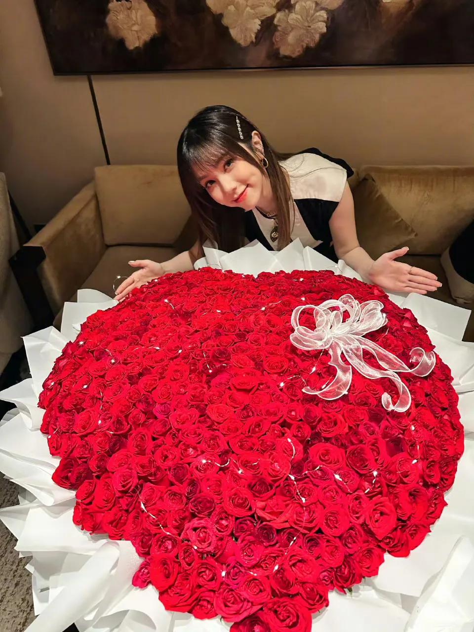 Chinese powerful female singer Deng Ziqi - iMedia