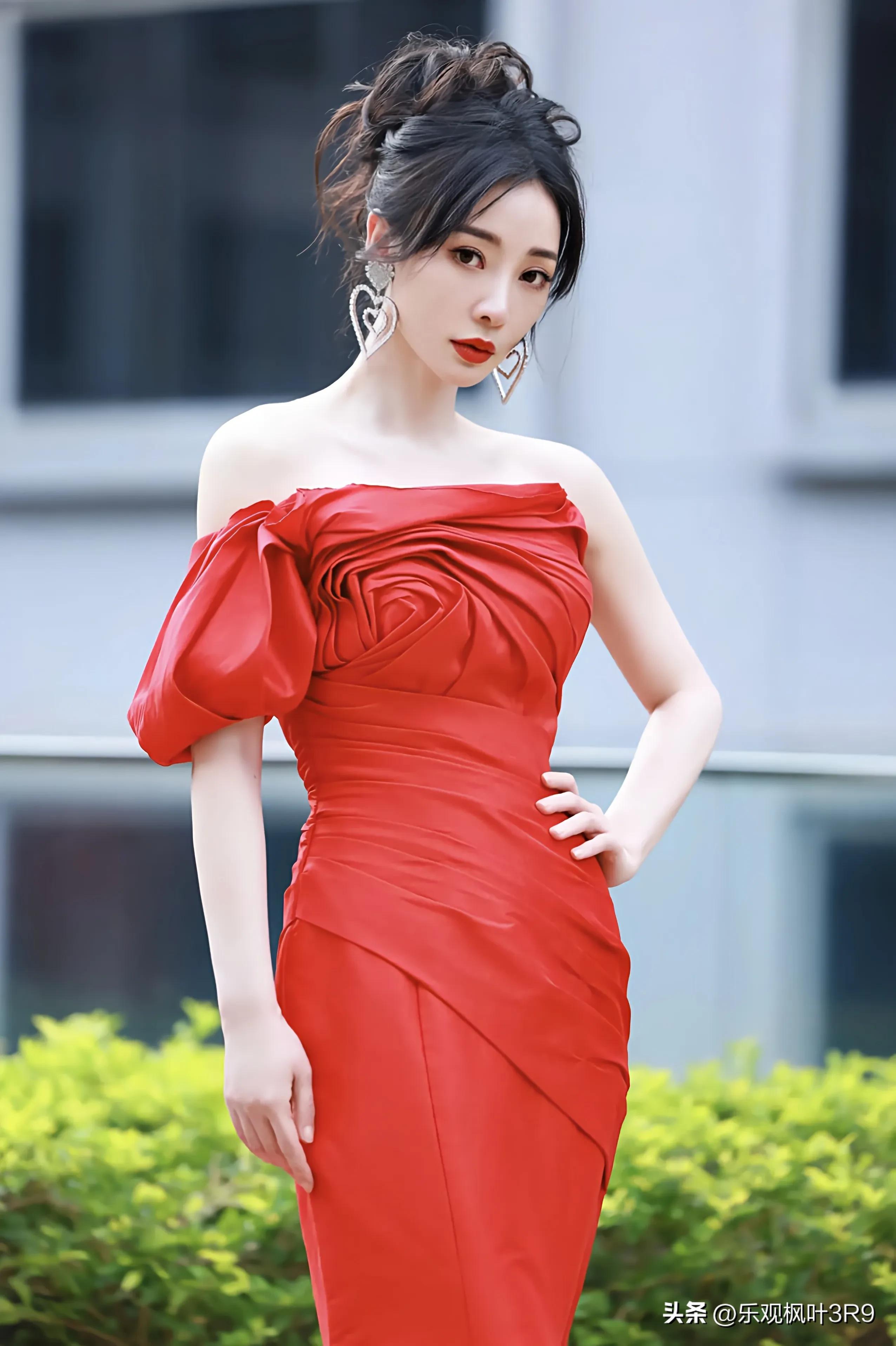Liu Yan: Red lips with retro hair, try Hong Kong style style "Evening ...