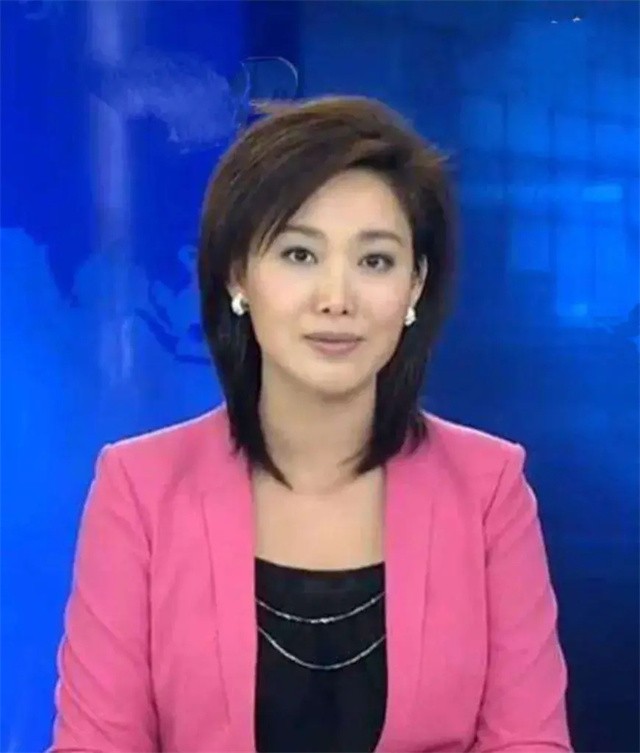 A recent photo of Zheng Li, the host of CCTV, she looks good, dignified and beautiful, and has ...