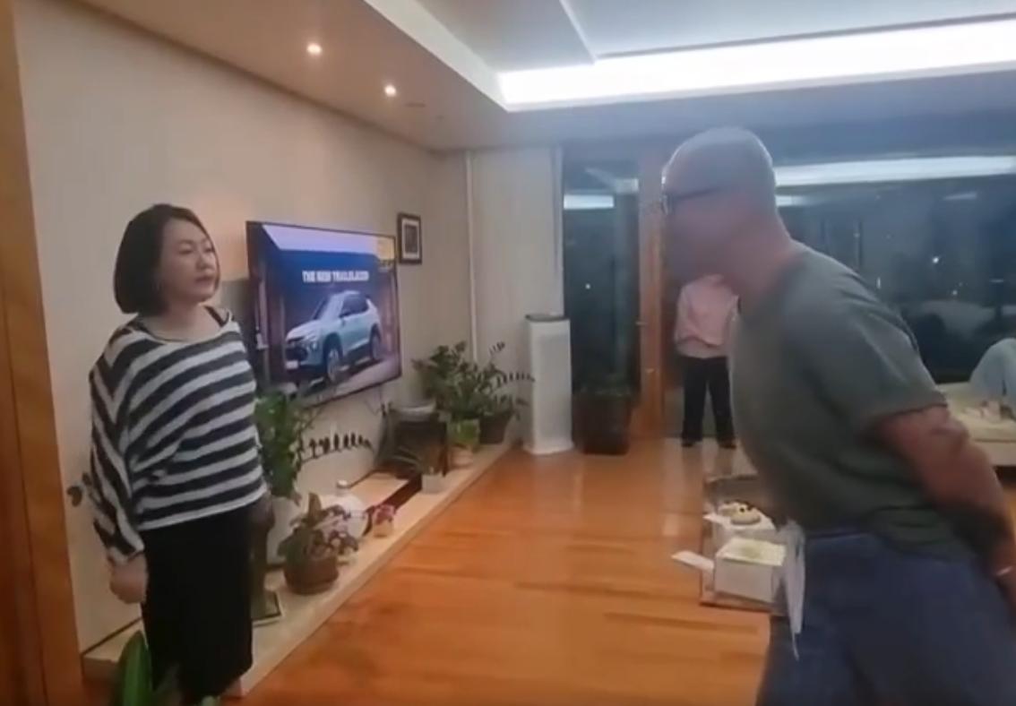 Little SKoo Jun-yup holds hands and dances next to each other, the three daughters are used to ...