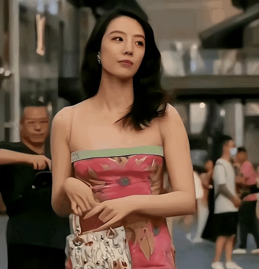 Dong Sijin's new news! Taking photos of bathrobes on the Qixi Festival ...