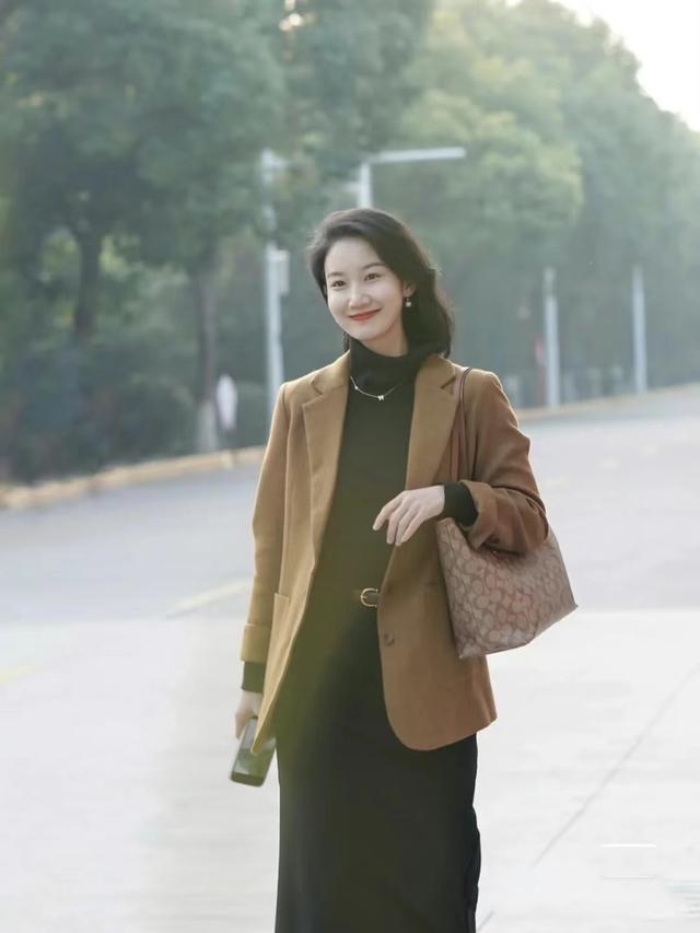 It is always "earth color", gentle and generous, suits, coats, and down ...