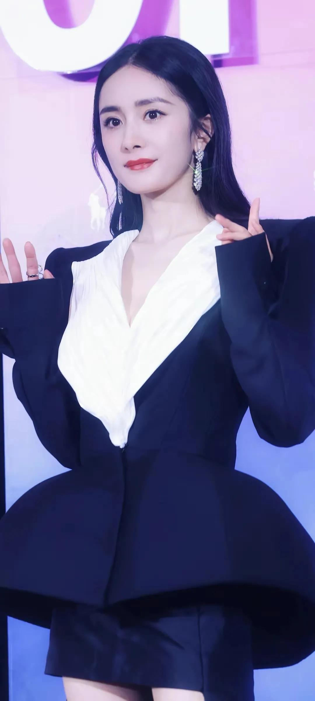 Yang Mi's mermaid - iNEWS