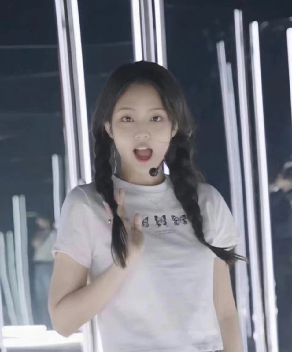 Korean actress Jennie's performance costume caused controversy again ...