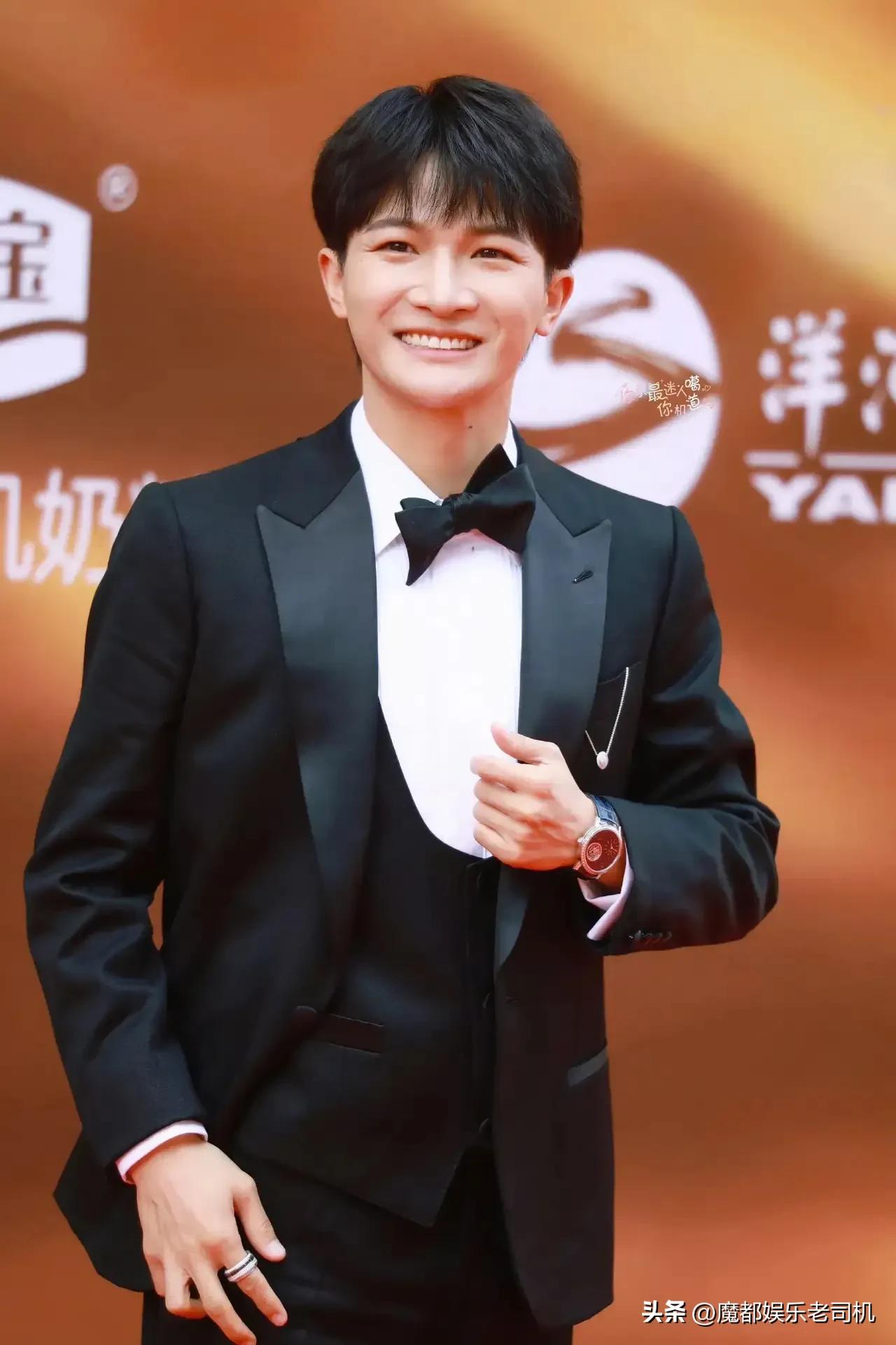 As a singer, Zhou Shen was the first to walk on the red carpet of the ...