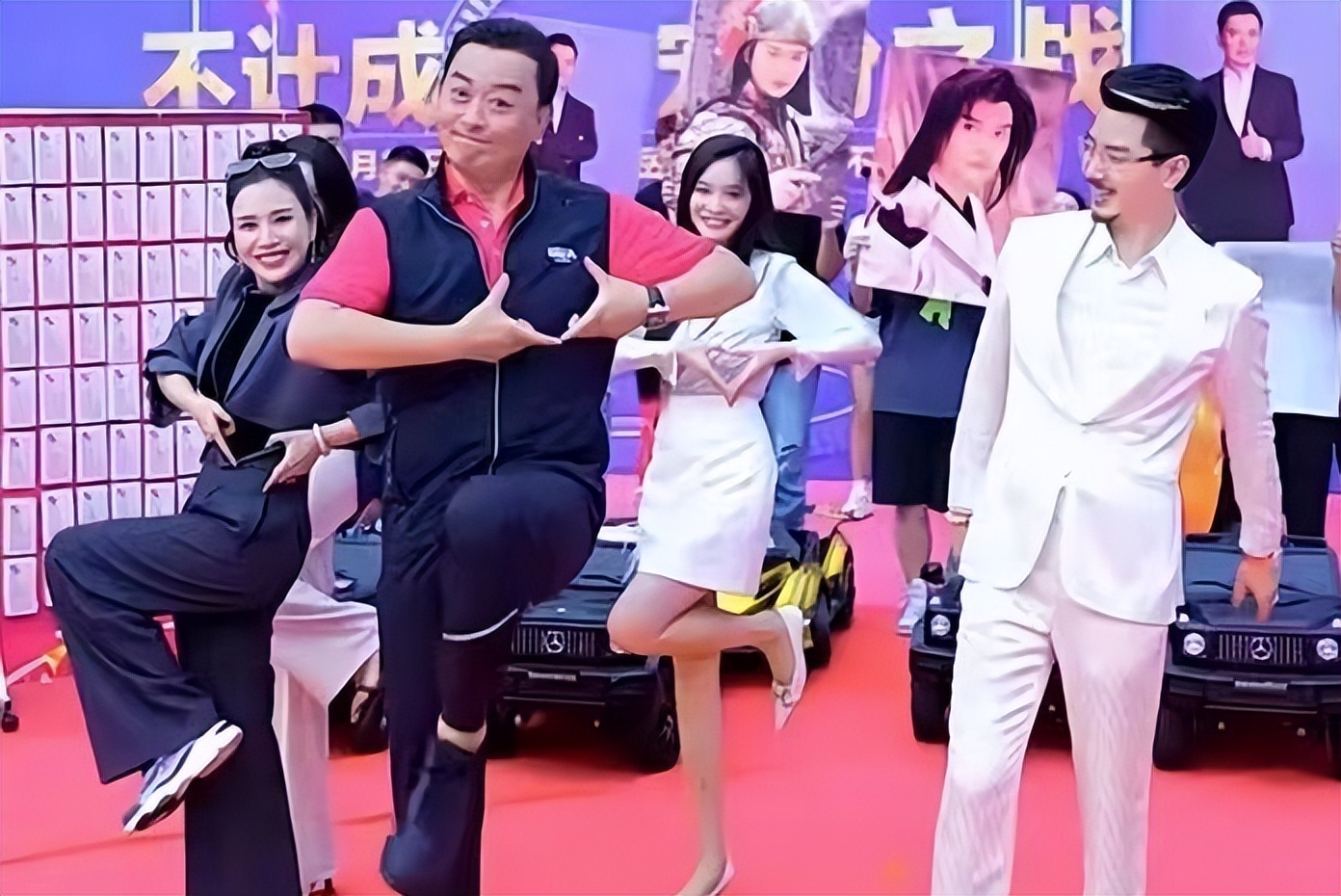 49-year-old Huang Haibing swaggered down the red carpet, twisted his ...
