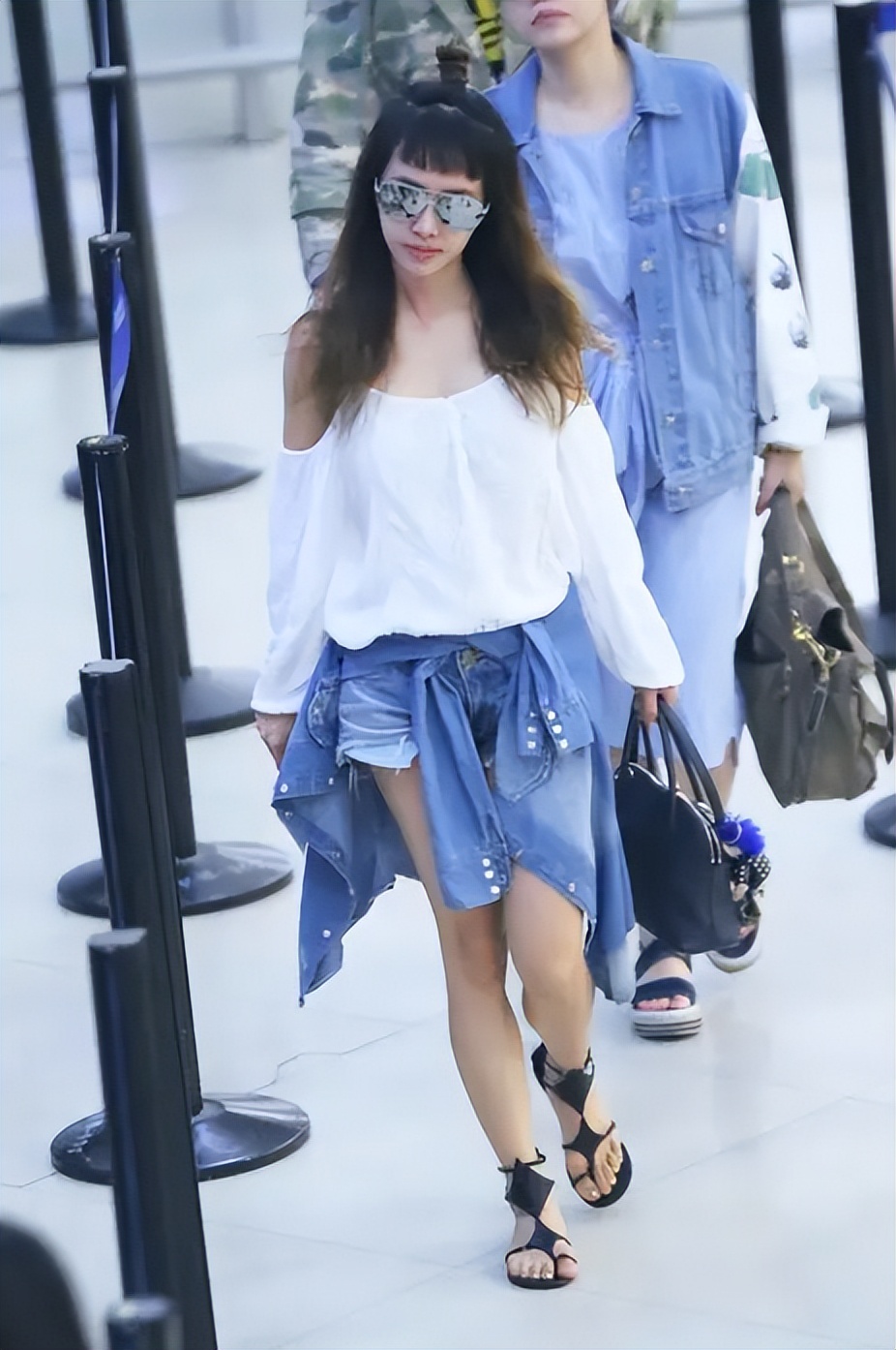 These actresses are actually only 1.5 meters tall? If you're not tall ...