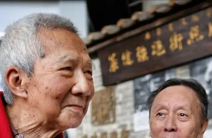 87-year-old Huang Junying suffered heavy blows one after another. He ...