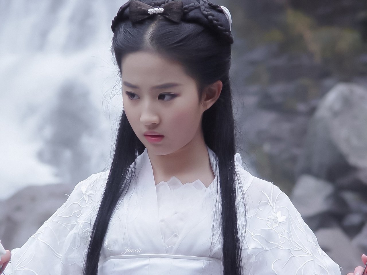 Is Bai Qian the most beautiful woman in the world? - iNEWS