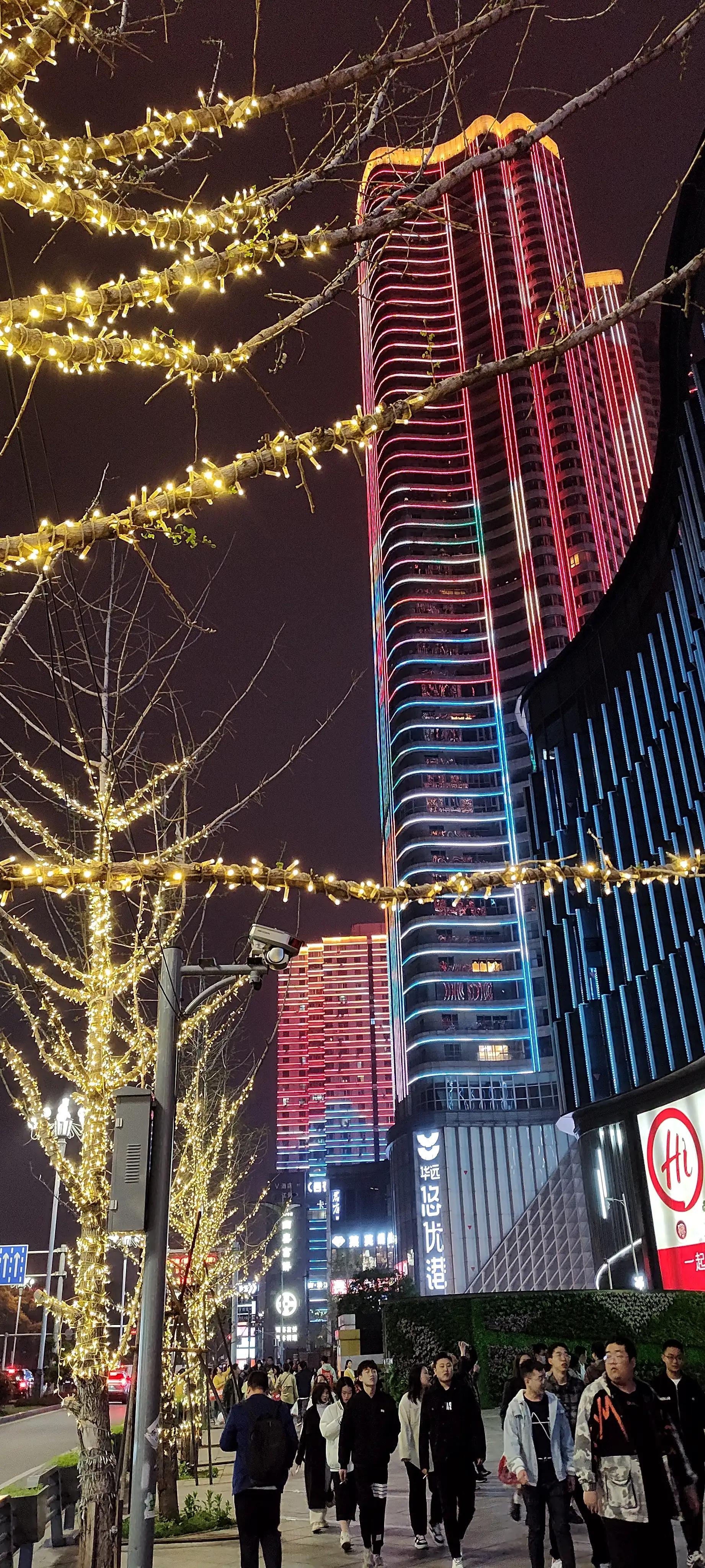 Changsha night market lined up for half an hour to buy stinky tofu ...