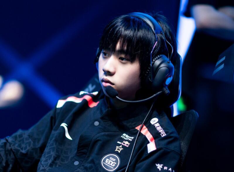 Ale commented on the LPL top laner. He only thinks that one person is better than him, which is ...