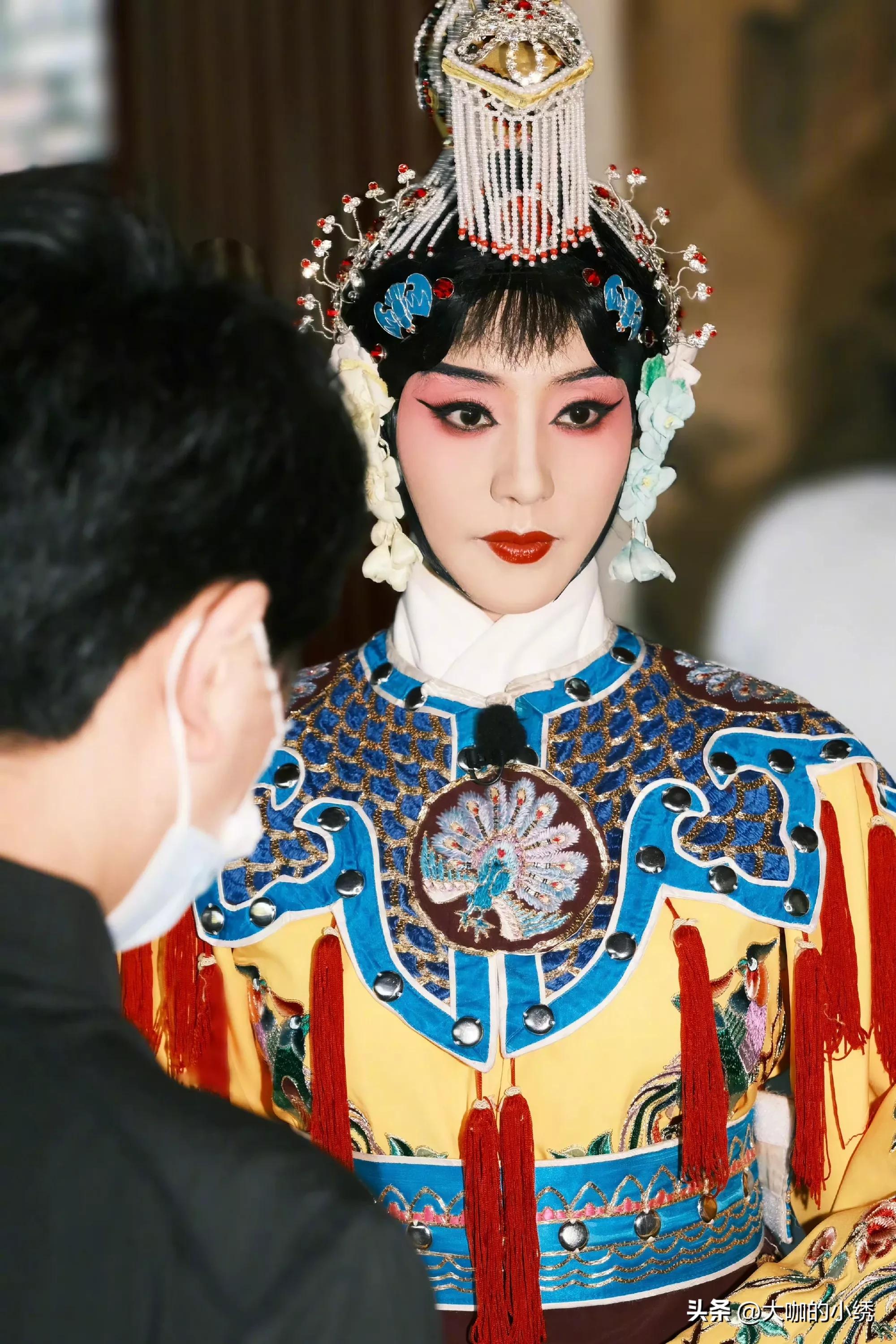 Wang Zhi's Peking Opera Yu Ji style, wearing fish scale armor and a ...