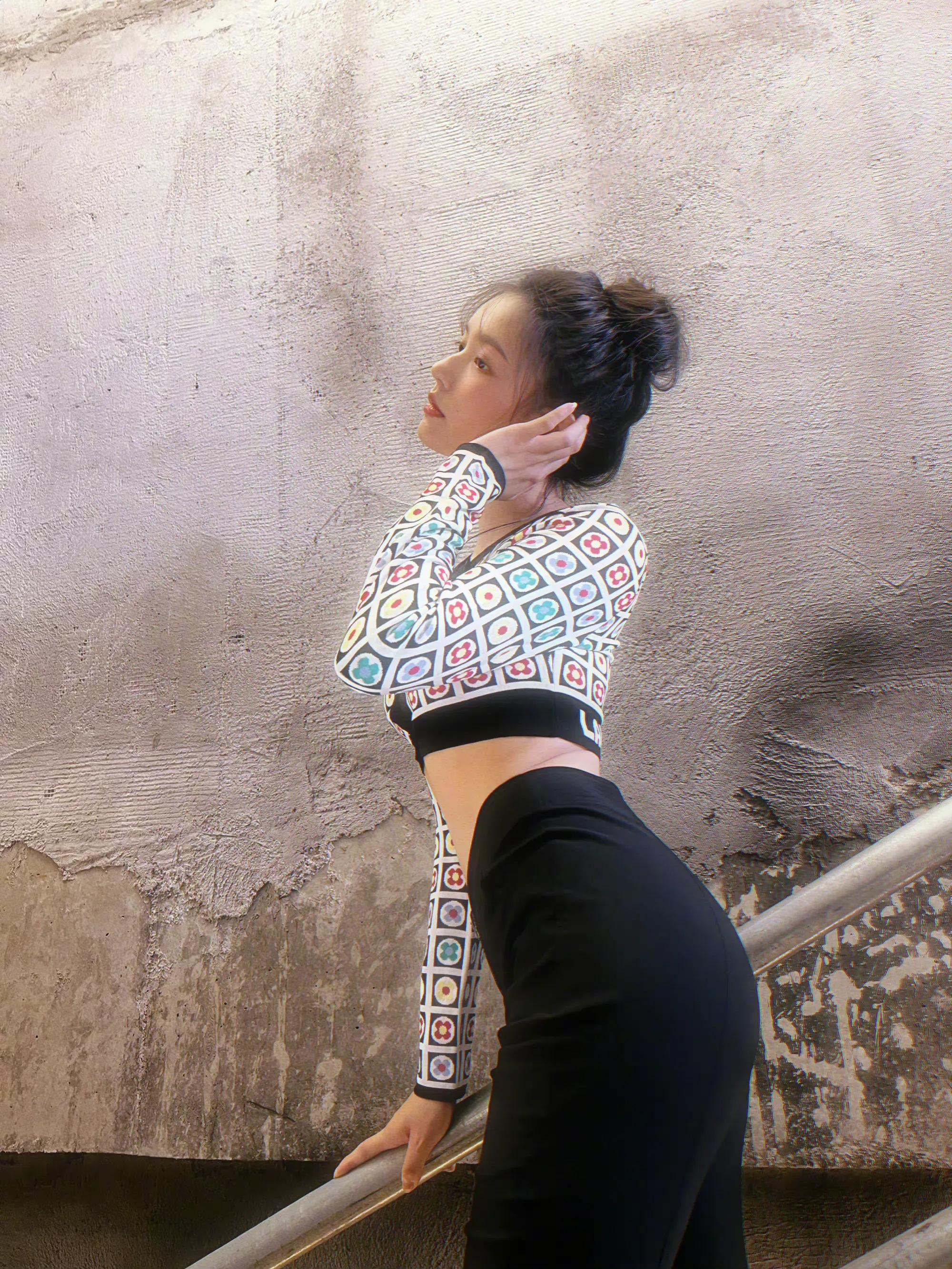 Lin Yun took beautiful photos, wearing an ultra-short umbilical dress ...