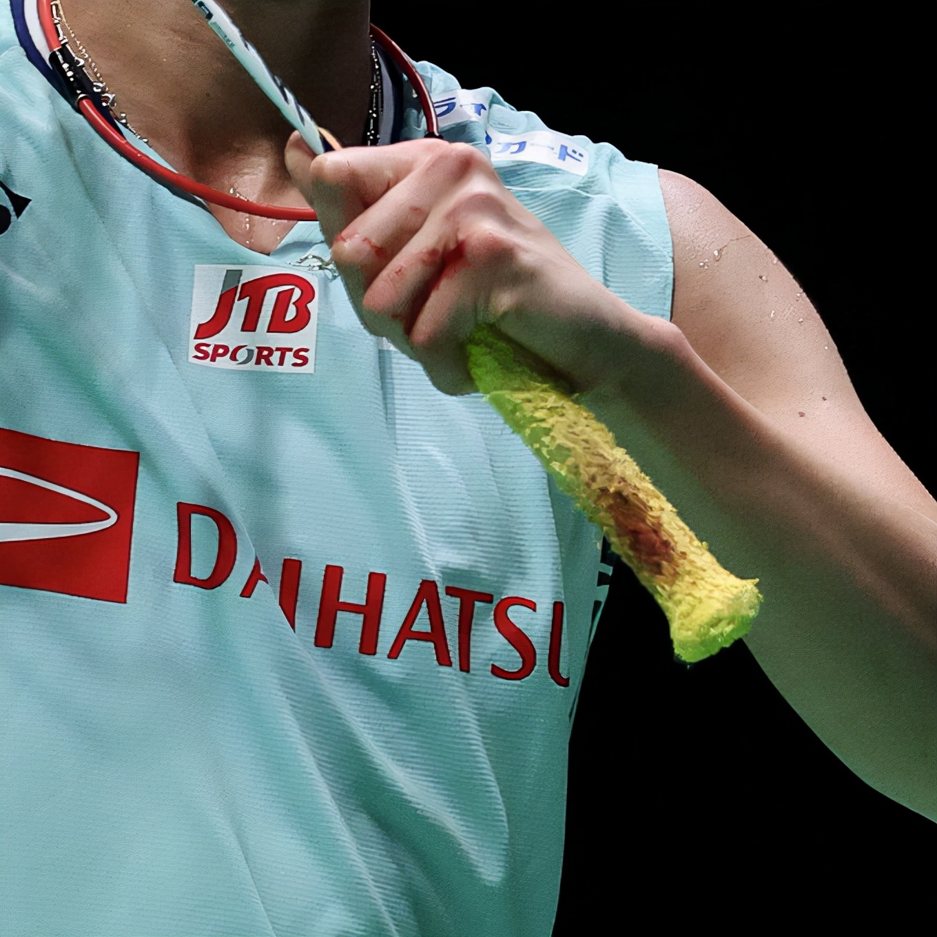 How hard did Momota work to win Xu Qixi?blood-stained racket - iNEWS