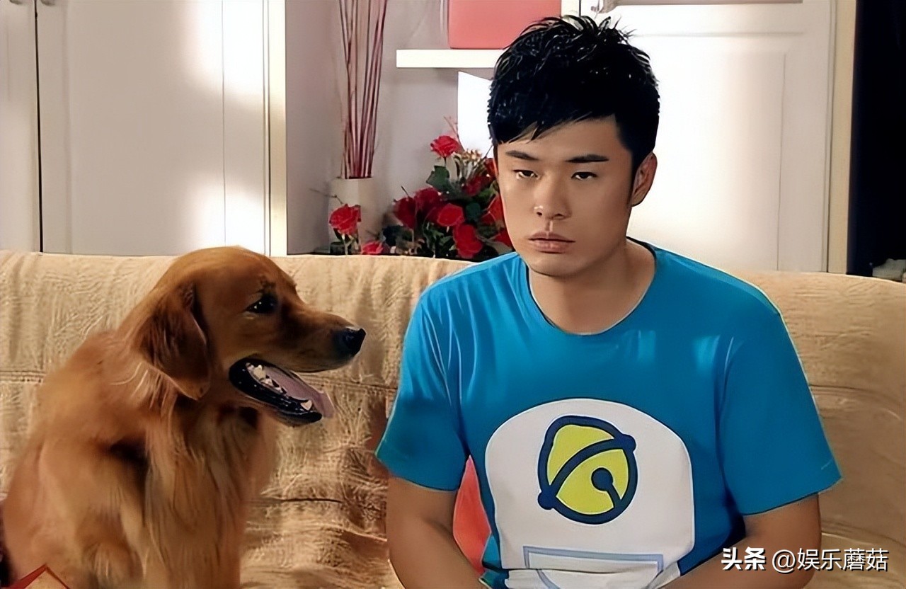 Chen He's father and daughter appeared in Shanghai Disneyland to sweep ...