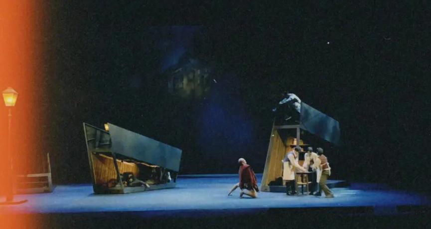 In the drama "Formion", how to create a joyful atmosphere through ...