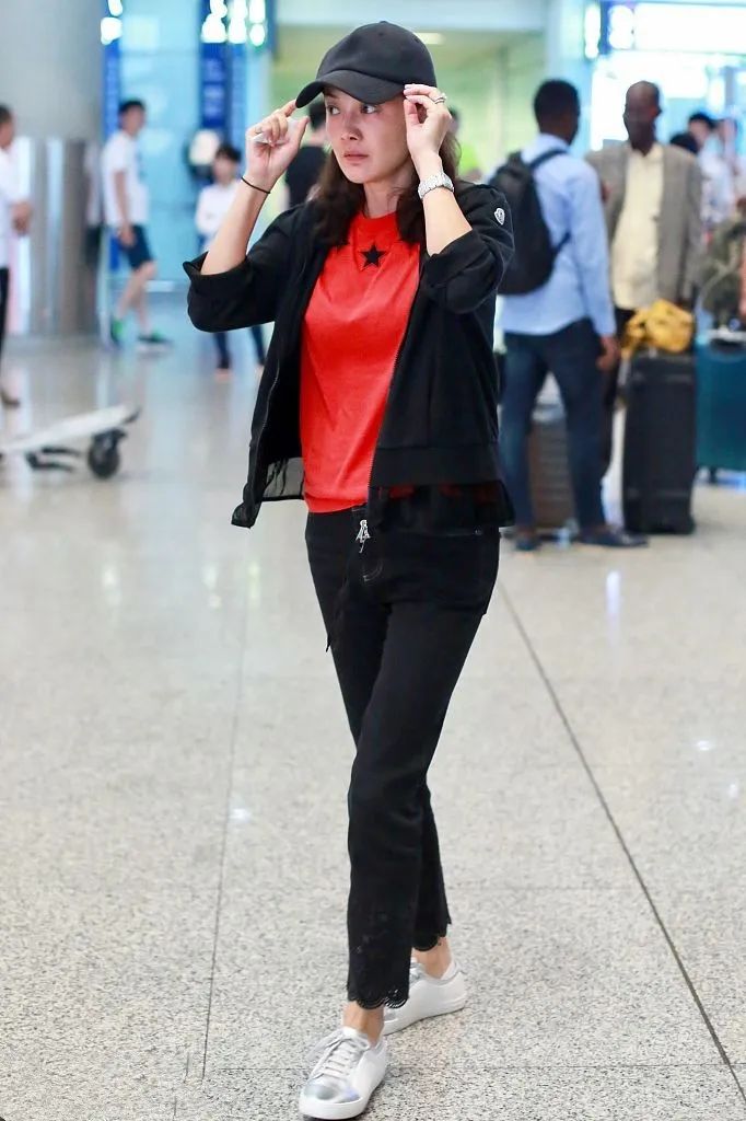 Niu Li showed up with her daughter, she appeared without makeup and ...