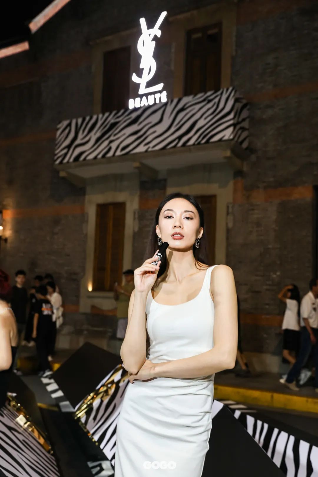 YSL luminous zebra crossing appeared in Zhangyuan, Shanghai, which is ...