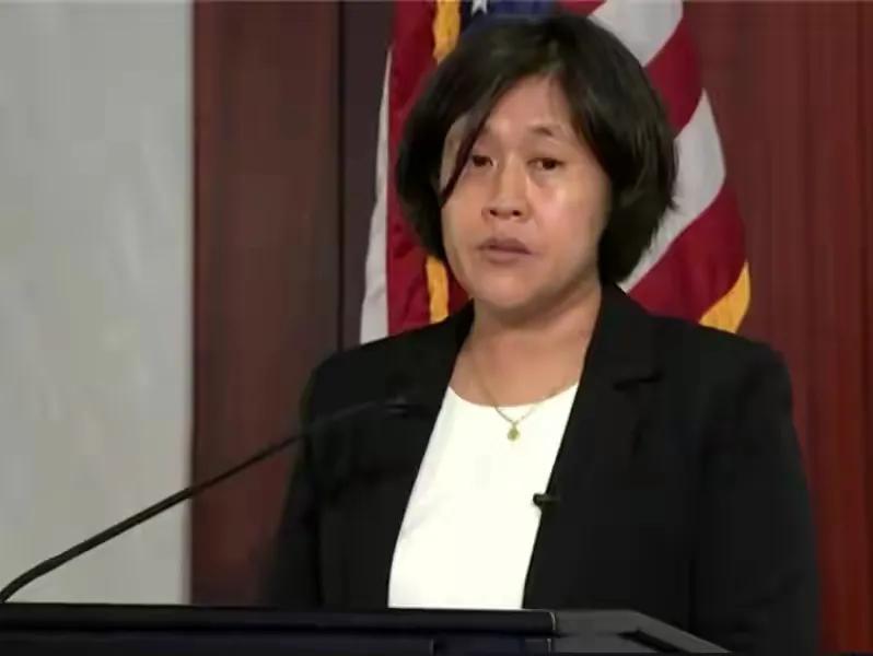 The blood of the Chinese is flowing on his body, but he is doing things ...