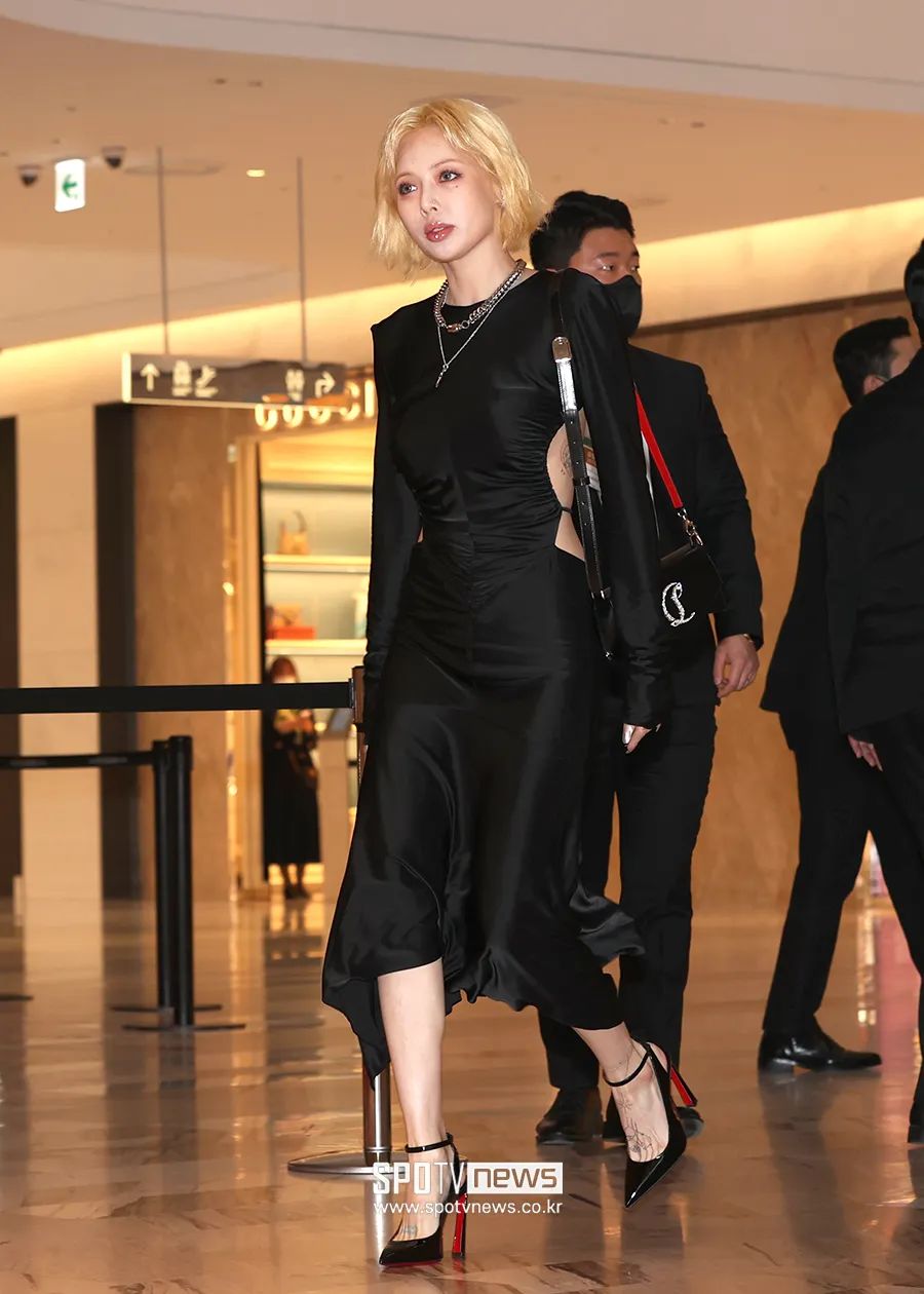 Hyuna's first appearance at an event since the breakup!Show off your ...